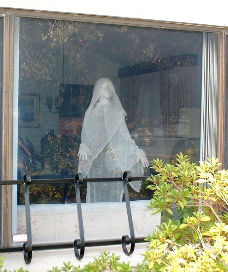 Halloween Window Decorations Ideas to Spook up Your Neighbors